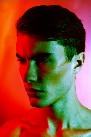 Alex Hammond Sits for a Beauty Session with Izras – The Fashionisto