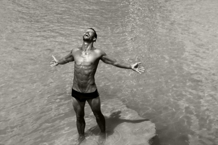 Josh Button Hits the Beach with Photographer Ricky Cohete – The Fashionisto