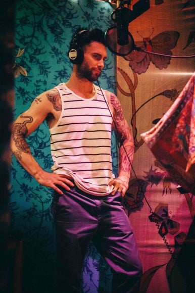 Adam Levine Behind the Scenes Recording Maroon 5 Album ‘V’ – The ...