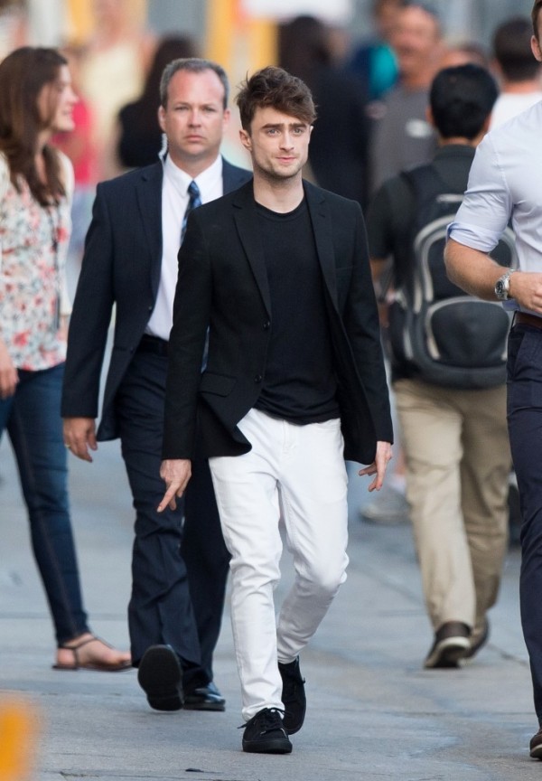 Daniel Radcliffe is Effortless in Black Blazer + White Jeans – The ...
