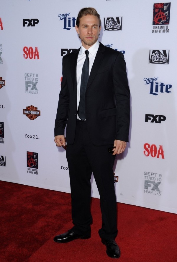 Charlie Hunnam Suits Up for ‘Sons of Anarchy’ Premiere – The Fashionisto