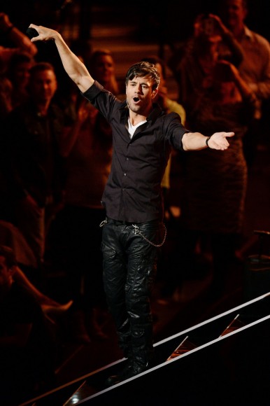 Enrique Iglesias Performs at Fashion Rocks in Leather Pants – The ...