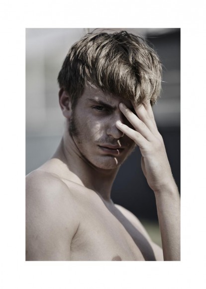 Ben Allen Poses for Natural Photo Shoot – The Fashionisto