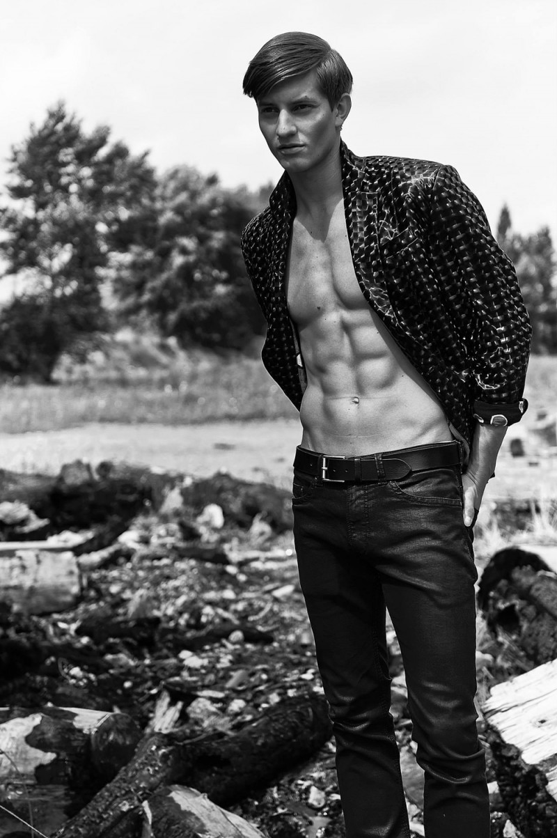 Benjamin Benedek Poses for Images by Tom Binder – The Fashionisto